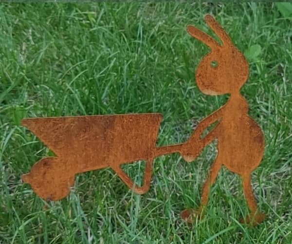 Mrówka z taczką metalową do ogrodu, corten rdzewiona - sklep, producent